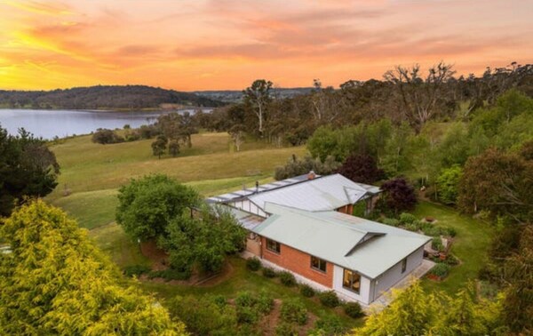 Peaceful Farmhouse Retreat With Breathtaking Lake Viewscharm Meets Tranquility - Oberon