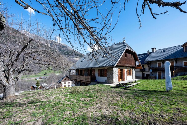 Chalet "Savoiage" Avec Vue Sur Les Montagnes, Terrasse Privée Et Wi-fi - Savoie