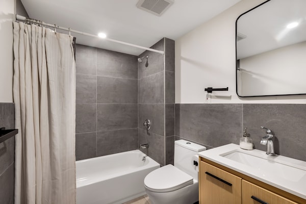 Spacious 4-bedroom Apartment In Delightful Nyc Manhattan Sleeps 9 - The Bronx, NY