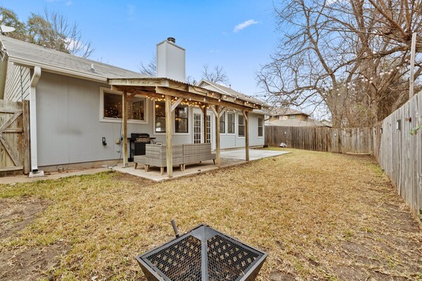 Northside Stay W King Beds + Grill! - Cedar Park, TX