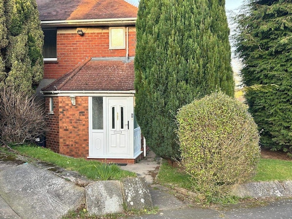 Cosy 3-bed Retreat - Garden, Parking & Bbq - Bromsgrove