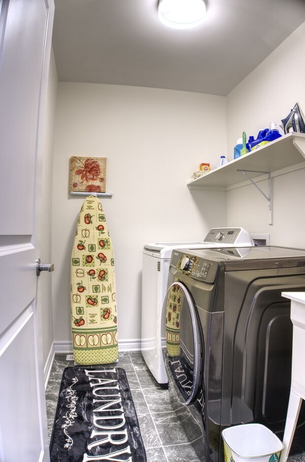 Spacious And Cozy Room With Private Bathroom In A House With Wifi, Ac In Ottawa. - Ottawa