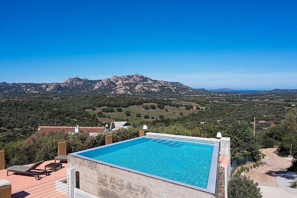Villa Zirima: Una Caratteristica E Accogliente Villa Su Due Piani Circondata Dal Verde. - Arzachena