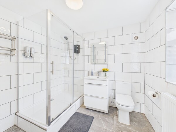 Modern Guest Room In West Midlands With Private Entrance - Sutton Coldfield
