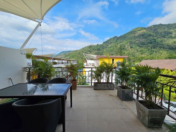Modern 3-bedroom Townhome In Kamala - Pa Tong