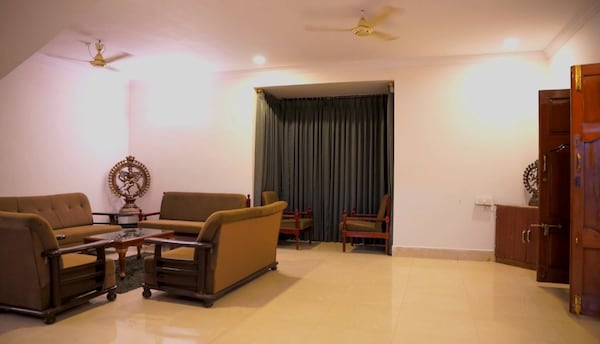 Charming 3-bedroom Farmhouse With Wifi And Ac In Serene Tolkatta - Hyderabad