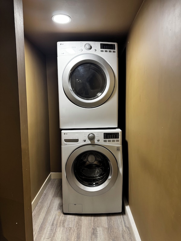 Cosy Apartment 10 Mins From Calgary, Available As An Event Space Aswell! - Chestermere