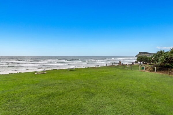 Absolute Beachfront Apartment 3t - Lennox Head