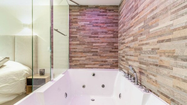Love Room With Jacuzzi, Le Saccard - Athis-Mons