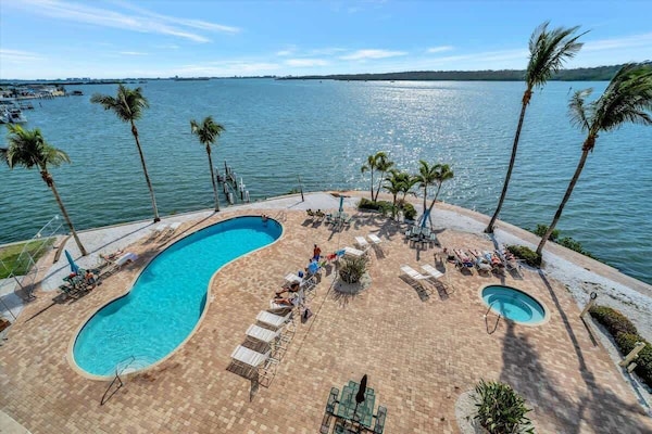 Bayview Balcony Condo, Hot Tub, Heated Pool, Bar! - Pinellas Park, FL