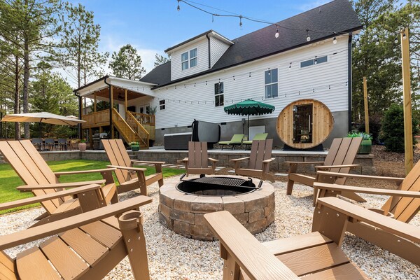 New 6br 4ba W/ Golf Sim Hot Tub Sauna Game Room - Whispering Pines, NC