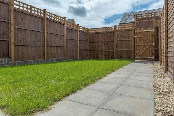 Modern 4-bed Townhouse | Central | Free Parking & Garden - Birmingham