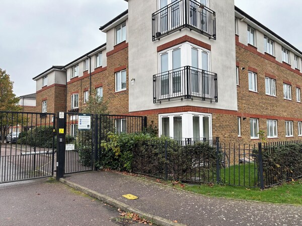 The Modern Balcony Apartment 2 Bed 1 Bath Private Parking - Milton Keynes