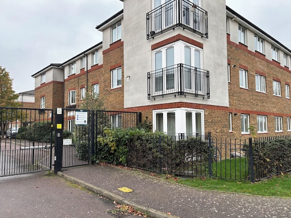 The Modern Balcony Apartment 2 Bed 1 Bath Private Parking - Milton Keynes