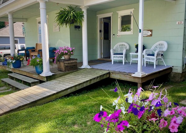 Downtown Sturgeon Bay- Charming Duplex Walking Distance To Kitty O'reillys - Sturgeon Bay, WI