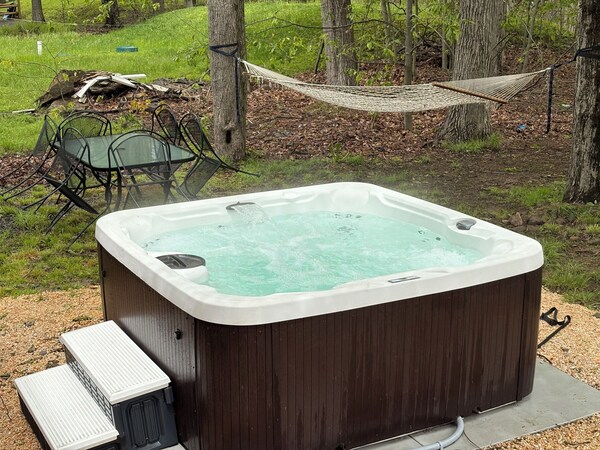 New Hot Tub ~ Game Rooms ~ 2 Kings ~ Pet Friendly ~ Discounts Available - Pennsylvania