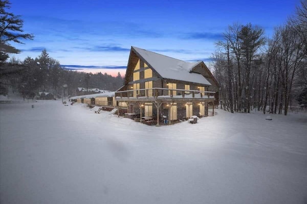 Griffin Lodge Chalet 6 ~ A Mile From Stowe Resort - Stowe, VT