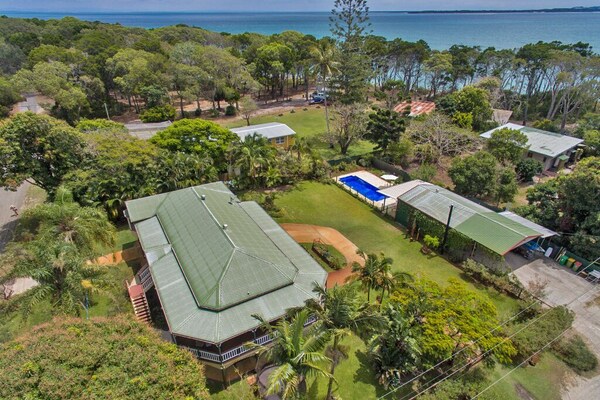 Spacious Residence With Sparkling Inground Pool. Only 100 Metres To The Beach - Brown Lake (Bummel), North Stradbroke Island