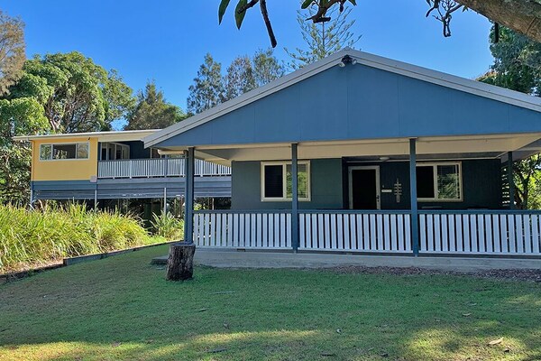 Highset 5 Bedroom House & 2 Bedroom Cottage 250m Walk To Beach - North Stradbroke Island