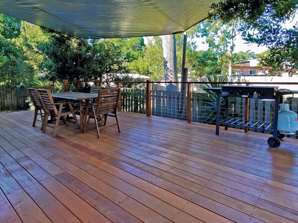 Contemporary 2 Level Townhouse, Central Location, Short Walk To All Amenities - North Stradbroke Island