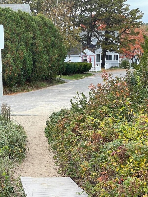 Cheerful 1 Bedroom Cottage Only 50ft From Beach - Old Orchard Beach