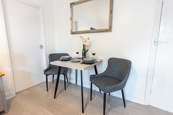 Located Close To The City Centre With Free Parking Available. - Portobello - West Midlands