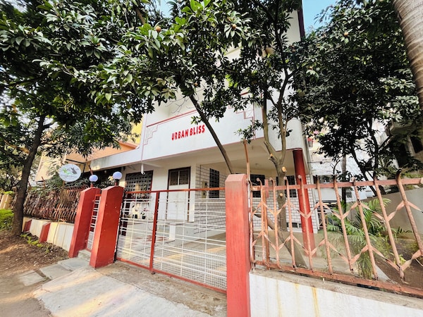 Charming 4-bedroom Bungalow With Wifi And Ac In Delightful Nashik - Nashik