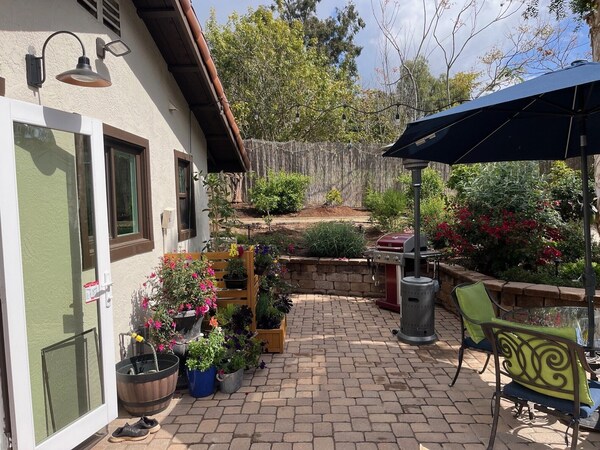 Poway's Paradise Escape: Stunning Garden, Outdoor Fireplace, Prime Sd Location! - Poway, CA