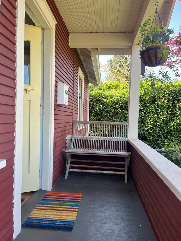 Charming 2-bedroom Bungalow In Seward Park - Bellevue, WA