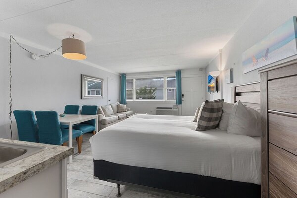 Beachcomber Resort | 1 Queen + Sofa | Avalon Beachfront - New Jersey