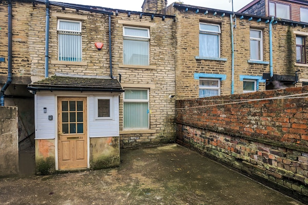 Gorgeous 2 Bed House, Sleeps 4, Free Parking, Pet Friendly - Bradford