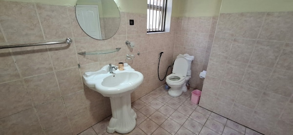 Charming 4-bedroom Bed & Breakfast With Wifi, Ac In Kigali - Kigali