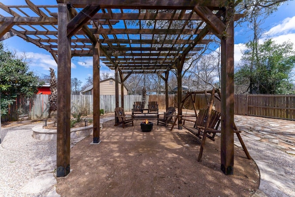 Boerne River House~groups~main Street~games~firepit - Boerne, TX