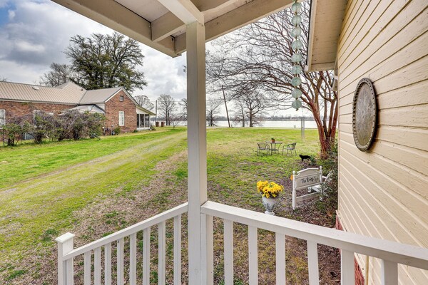 Walk To Lake Chicot: Cottage W/ Yard & Views! - Lake Chicot, AR