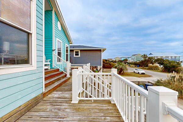 Coastal Home With Large Deck, Close To Beach And Local Attractions - Oak Island, NC