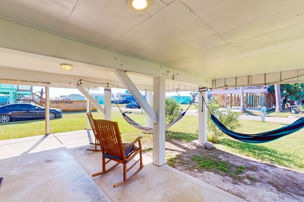 Galveston Beach House With Full Kitchen, Living Room, Wifi, Patio And Hammocks - Jamaica Beach, TX