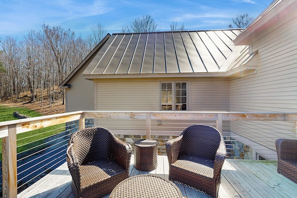 Riverfront Estate, Mountain Views, Dog-friendly, Fireplace, Balcony, W/d, Wifi - Granville