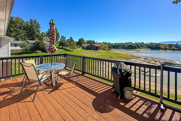 Serene Lakefront Home W/ Free Attraction Tickets, Dock, Game Room, & Fire Pit - White Pine, TN