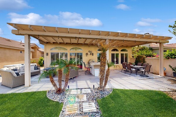 Golf-course Home W/fireplace, Patio, Built-in Grill, & Private  Hot Tub - Indio, CA
