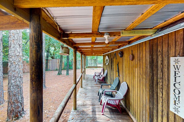 Serene Farm House With Expansive Land, Hot Tub And Peaceful Pond Views - Alabama