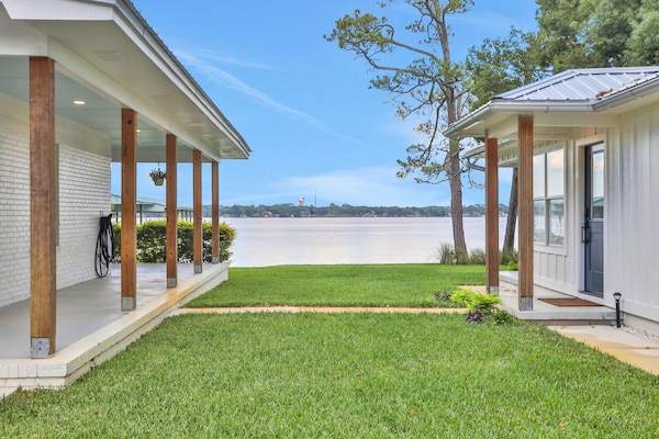 Cozy Waterfront Cottage, Pet Friendly W/ Ac, Deck And Shared Dock - Fort Walton Beach, FL