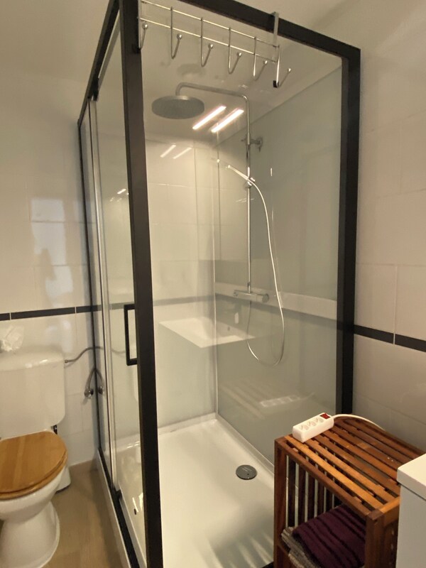 Bright & Renovated 1 Bedroom Apartment @Brussels St-gilles - Bruselas, Bélgica
