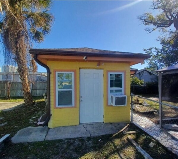 Cozy Studio In Beautiful Daytona Beach With Ac And Off-street Parking - Daytona Beach, FL