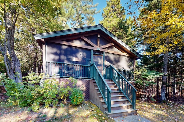 Family-friendly Cabin With Fireplace, Kitchen, Hiking & Plenty Of Fun - Belfast, ME