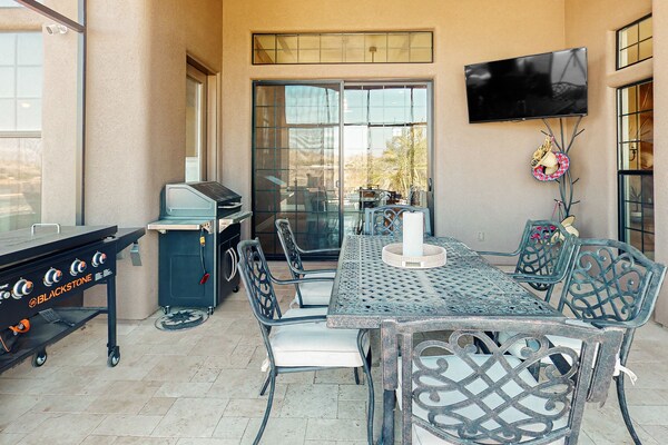 Luxury Home With A Pool, Spa, Fireplace, & Private Gas Grill - Goodyear, AZ