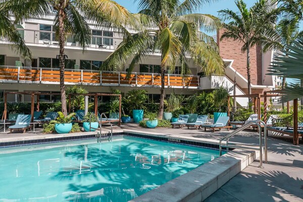 Perfect South Beach Retreat  Onsite Pool, Lounge, & Prime Location! - Miami Beach, FL