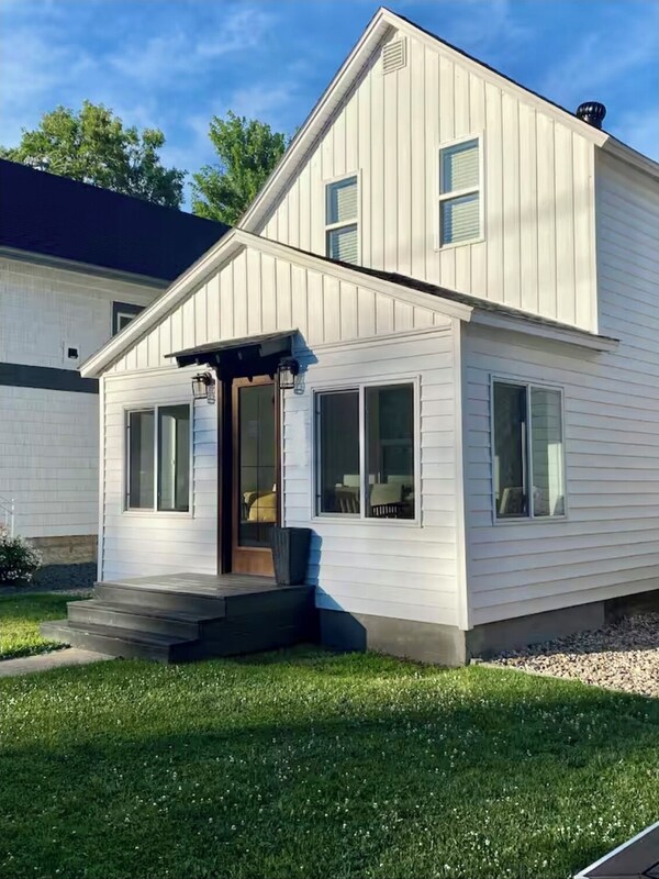 Steps To Lake, Park, & Surf Ballroom!!!  Just 1 Block To The Water!!! - Clear Lake, IA