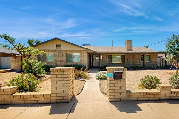 Snowbird-friendly Downtown Home & Guest House With Patio, Grill, Office, W/d, Ac - Glendale, AZ