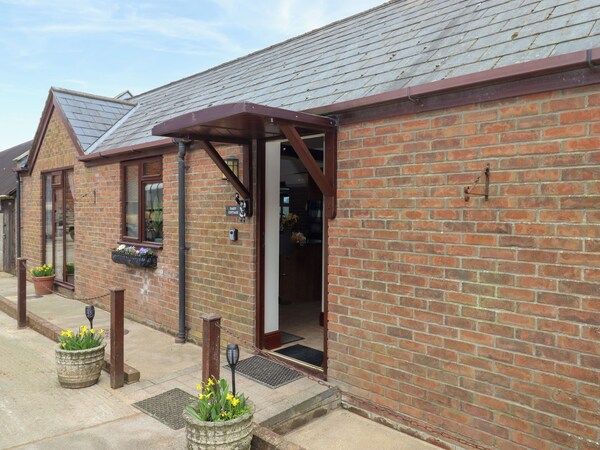 Daisy Cottage, Pet Friendly, With Hot Tub In Charmouth - Devon
