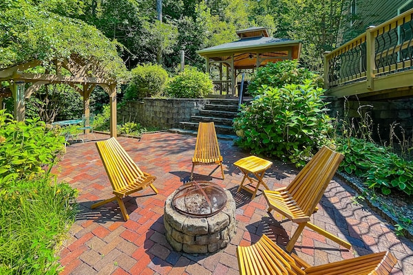 5br Charming  Home With Hot Tub, Game Room And Front Deck - Sylva, NC